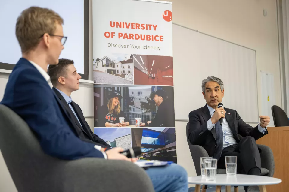 Americký velvyslanec navštívil Univerzitu Pardubice | Univerzita Pardubice